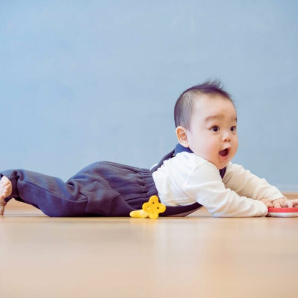 Crawling milestone: when do babies start crawling?